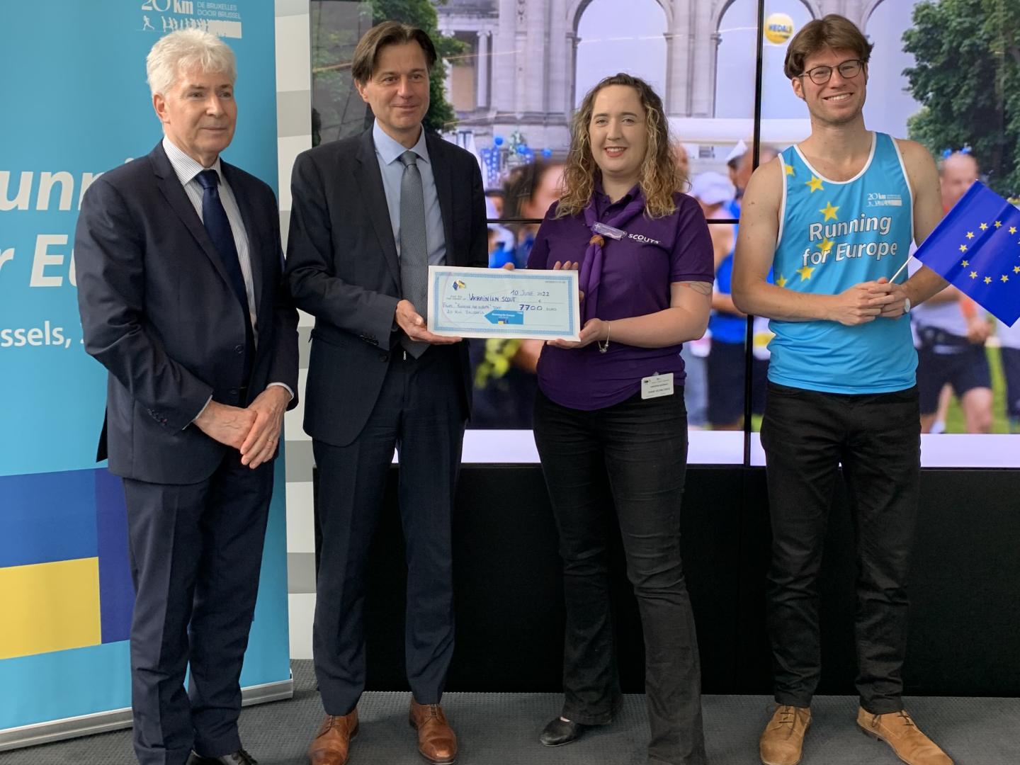 Cheque Handover of Running for Europe Donation in Support to Ukraine | WOSM