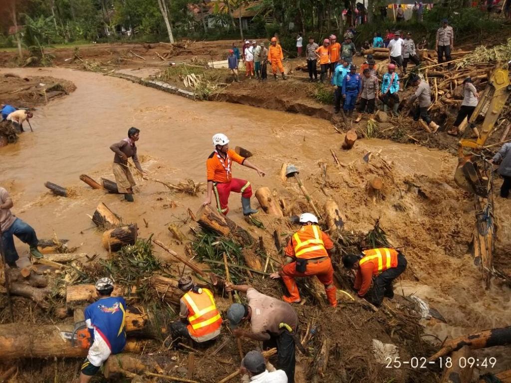 Indonesian Scouts join rescue teams following Java landslide | WOSM