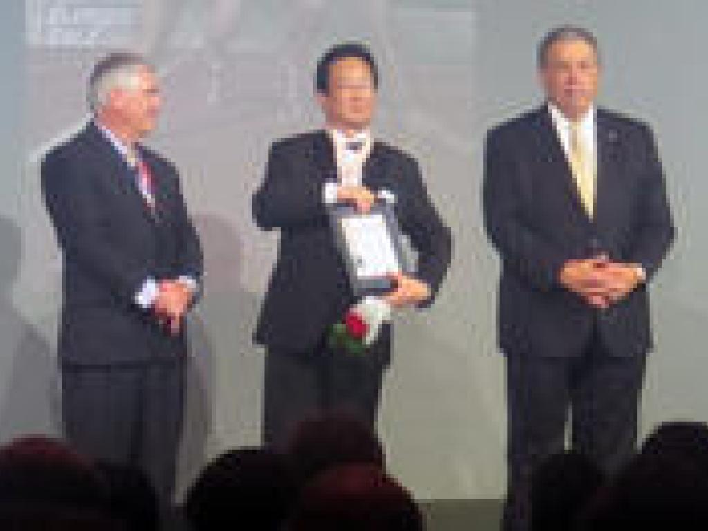 Simon Rhee receives the Silver World Award | WOSM