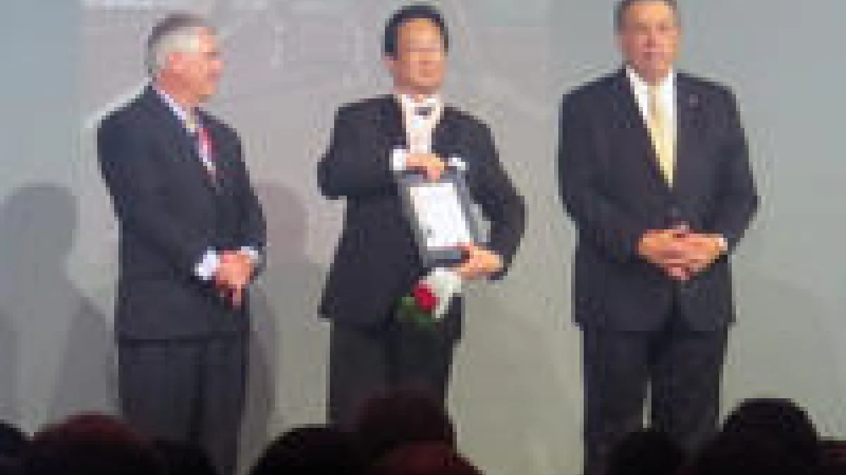 Simon Rhee receives the Silver World Award | WOSM